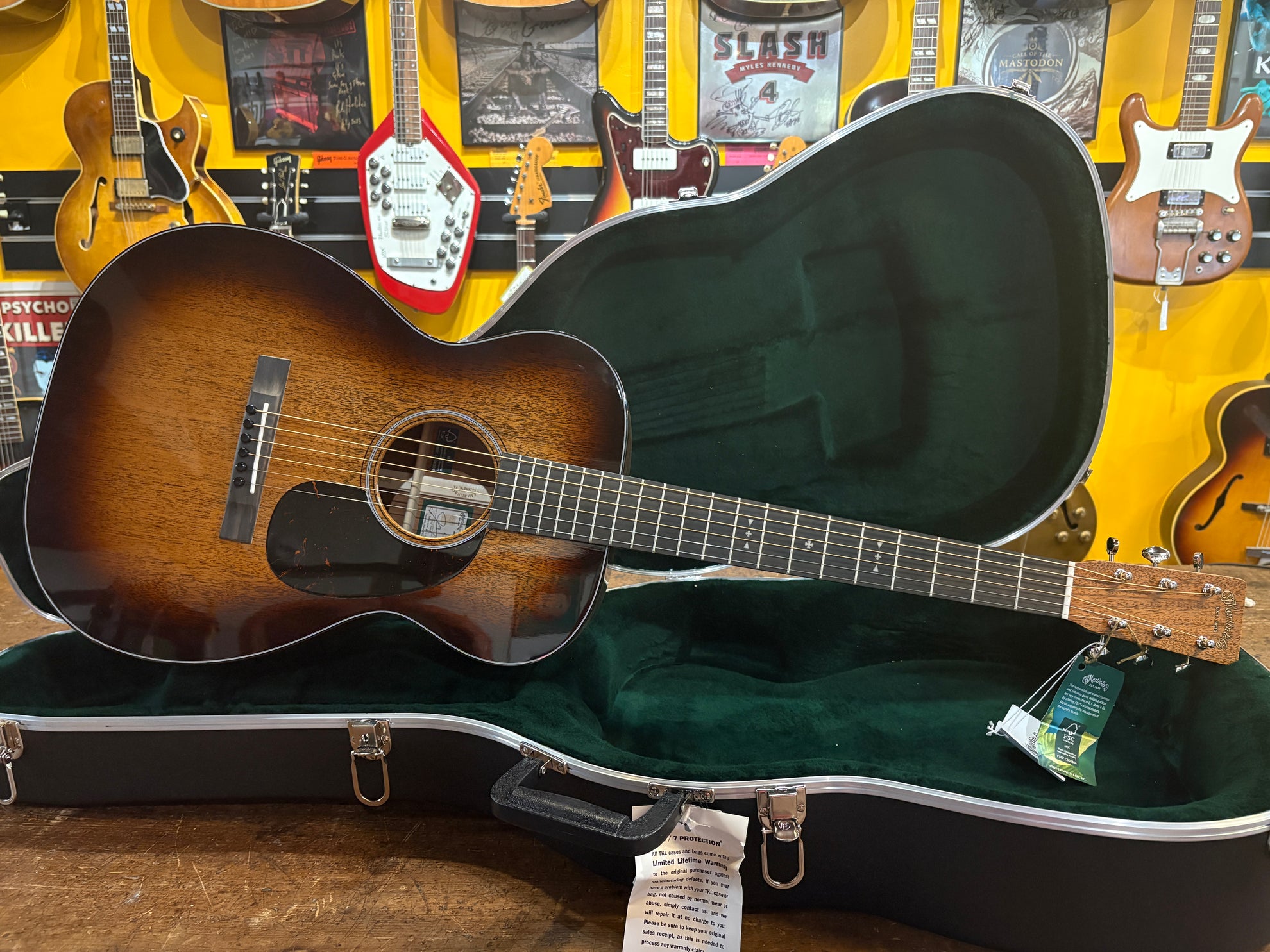 Martin 00DB Jeff Tweedy Sunburst - Some Neck Guitars