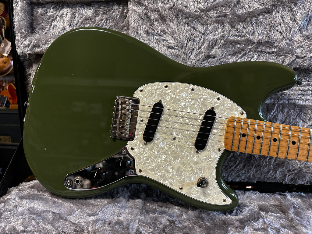 Fender Offset Series Mustang Olive 2017 - Some Neck Guitars
