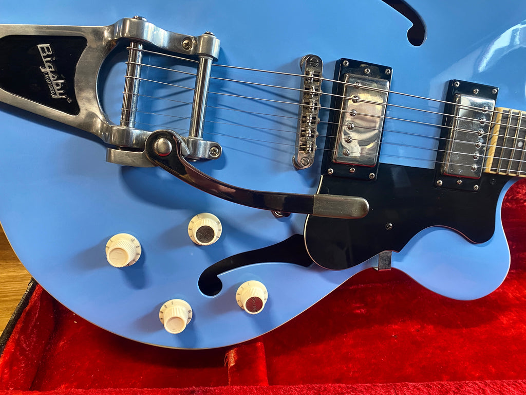 Hofner Verythin Contemporary Powder Blue - Some Neck Guitars